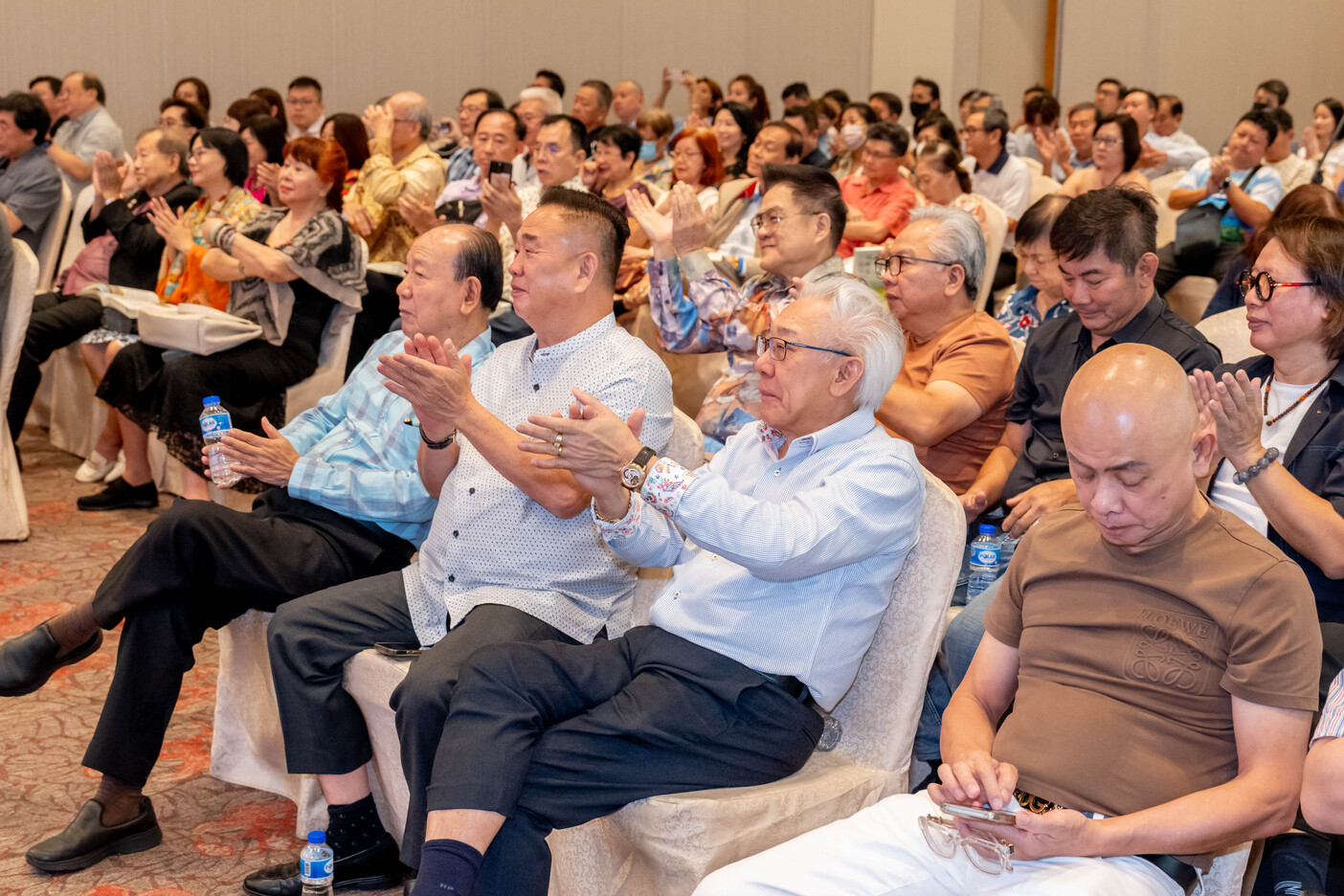 新加坡潮州八邑会馆 » Blog Archive » 洪振群《笑看风云行善路》新书导读会